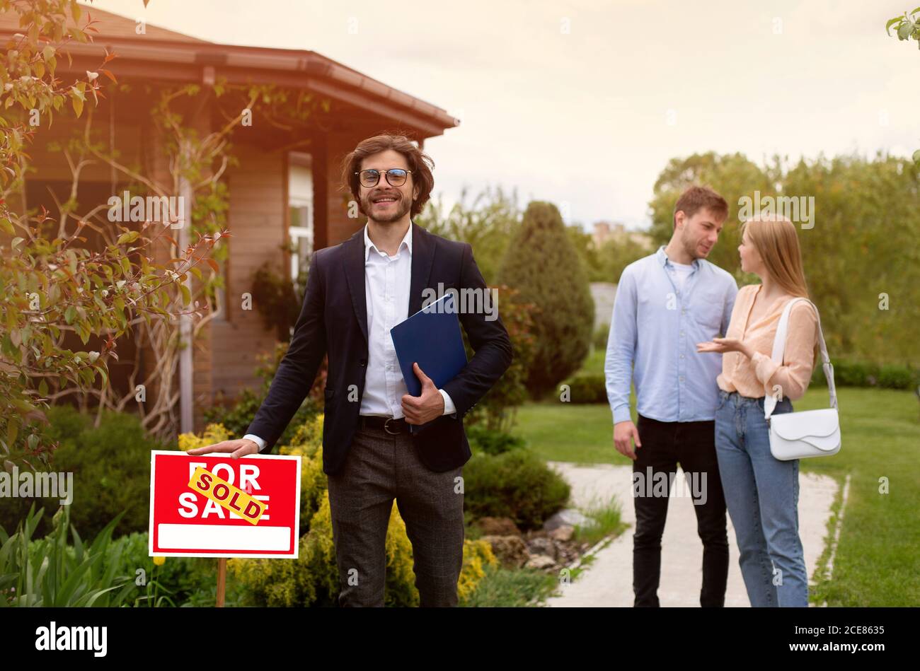 Realtor couple outside home hi-res stock photography and images - Alamy