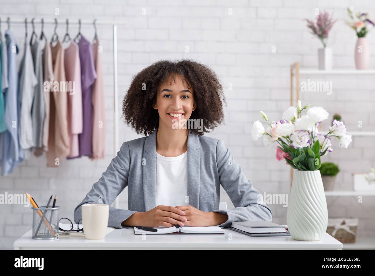 Fashion designer woman hi-res stock photography and images - Alamy