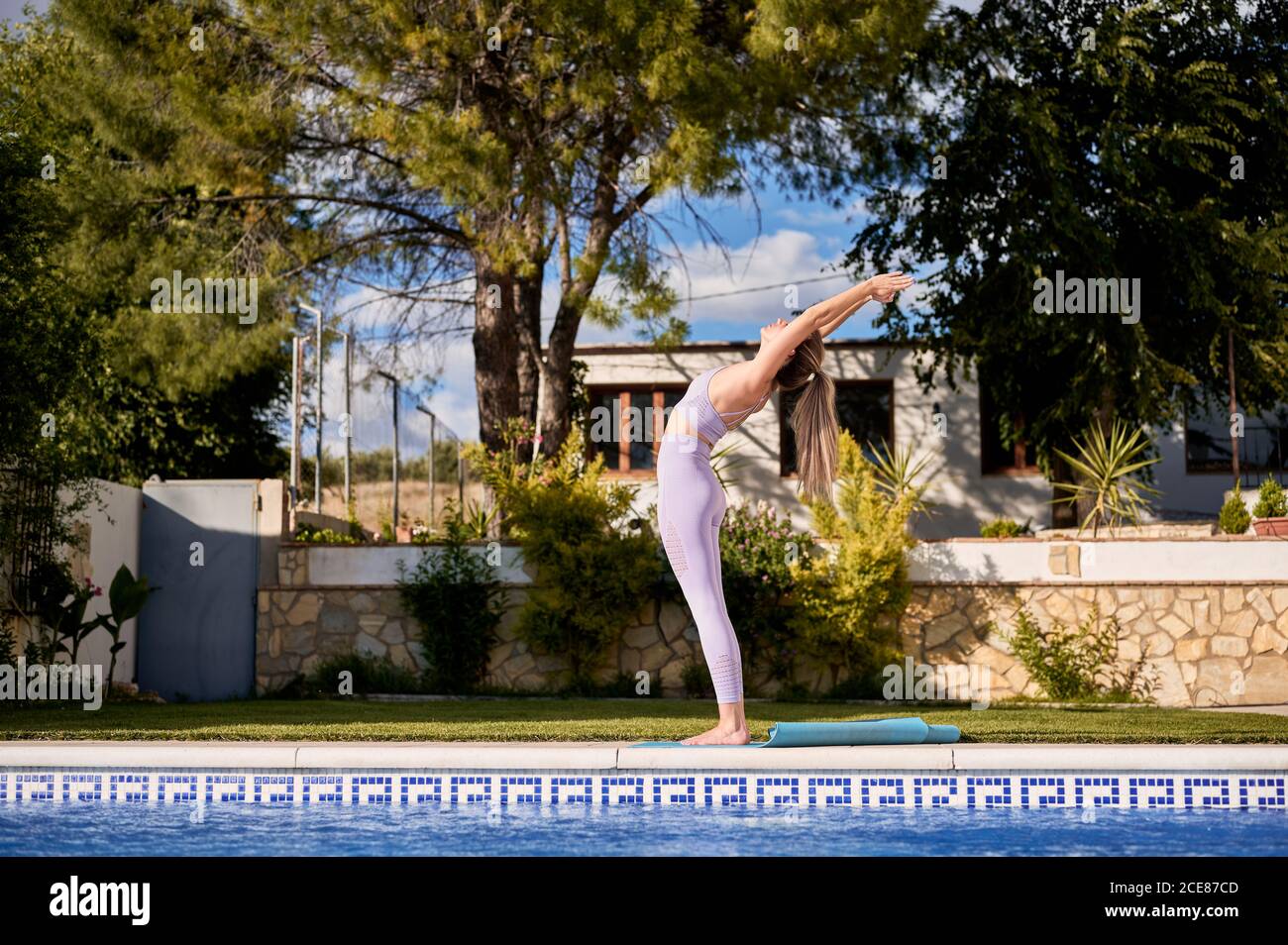 Back view woman wearing bra hi-res stock photography and images - Alamy