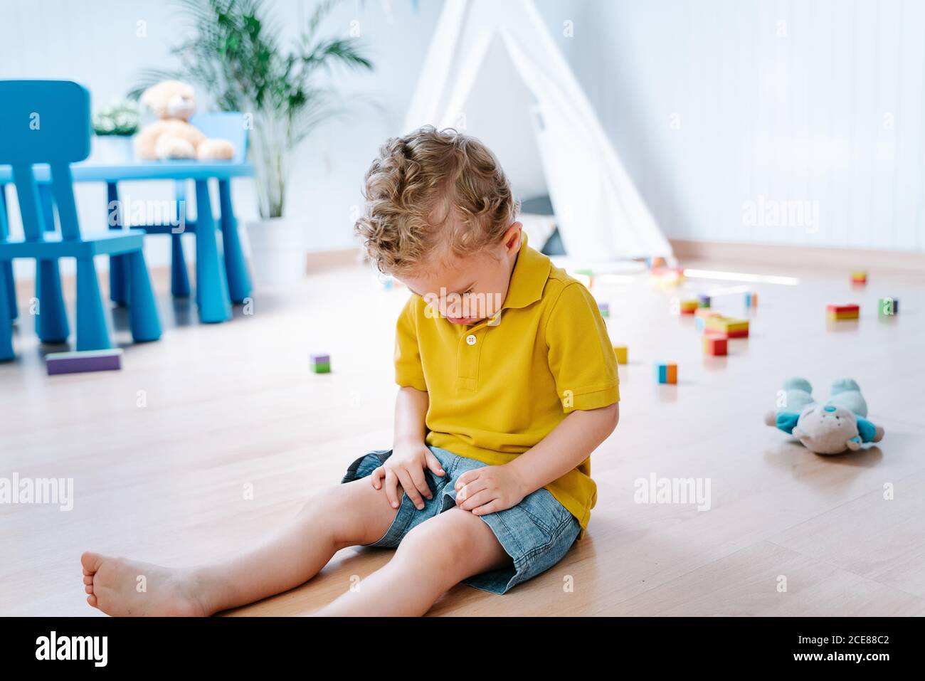 Boy Sitting Child Alone Upset High Resolution Stock Photography and ...