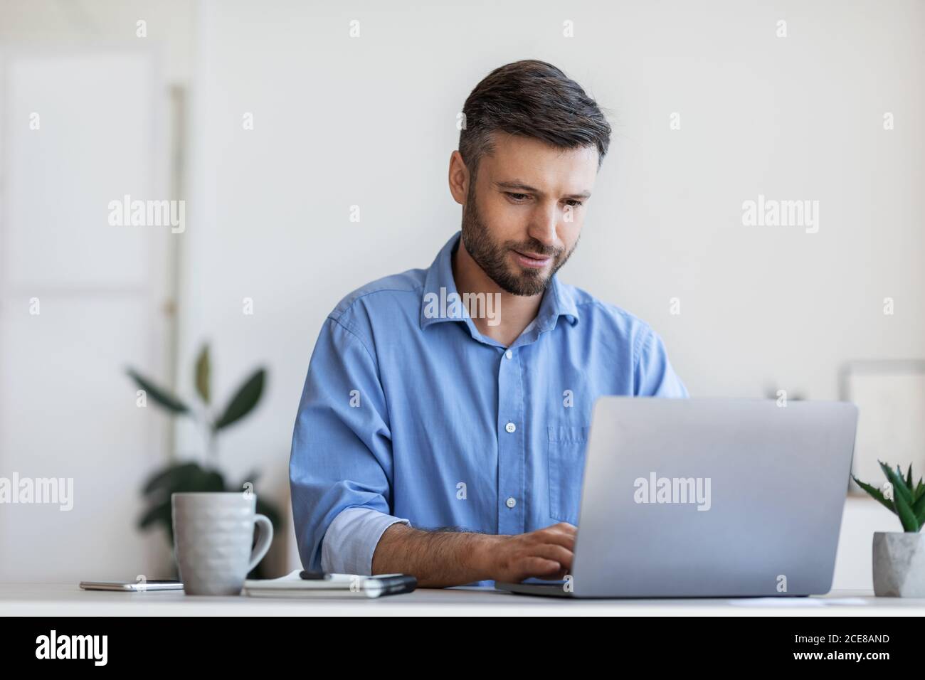 Very busy office worker hi-res stock photography and images - Alamy