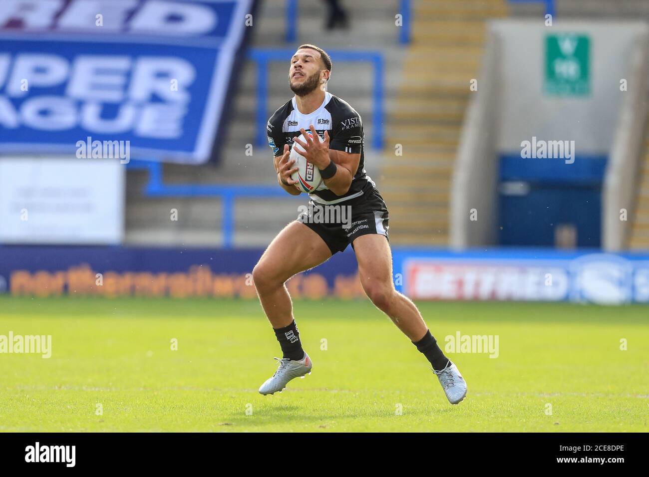 Carlos Tuimavave (3) of Hull FC catches the high ball Stock Photo - Alamy