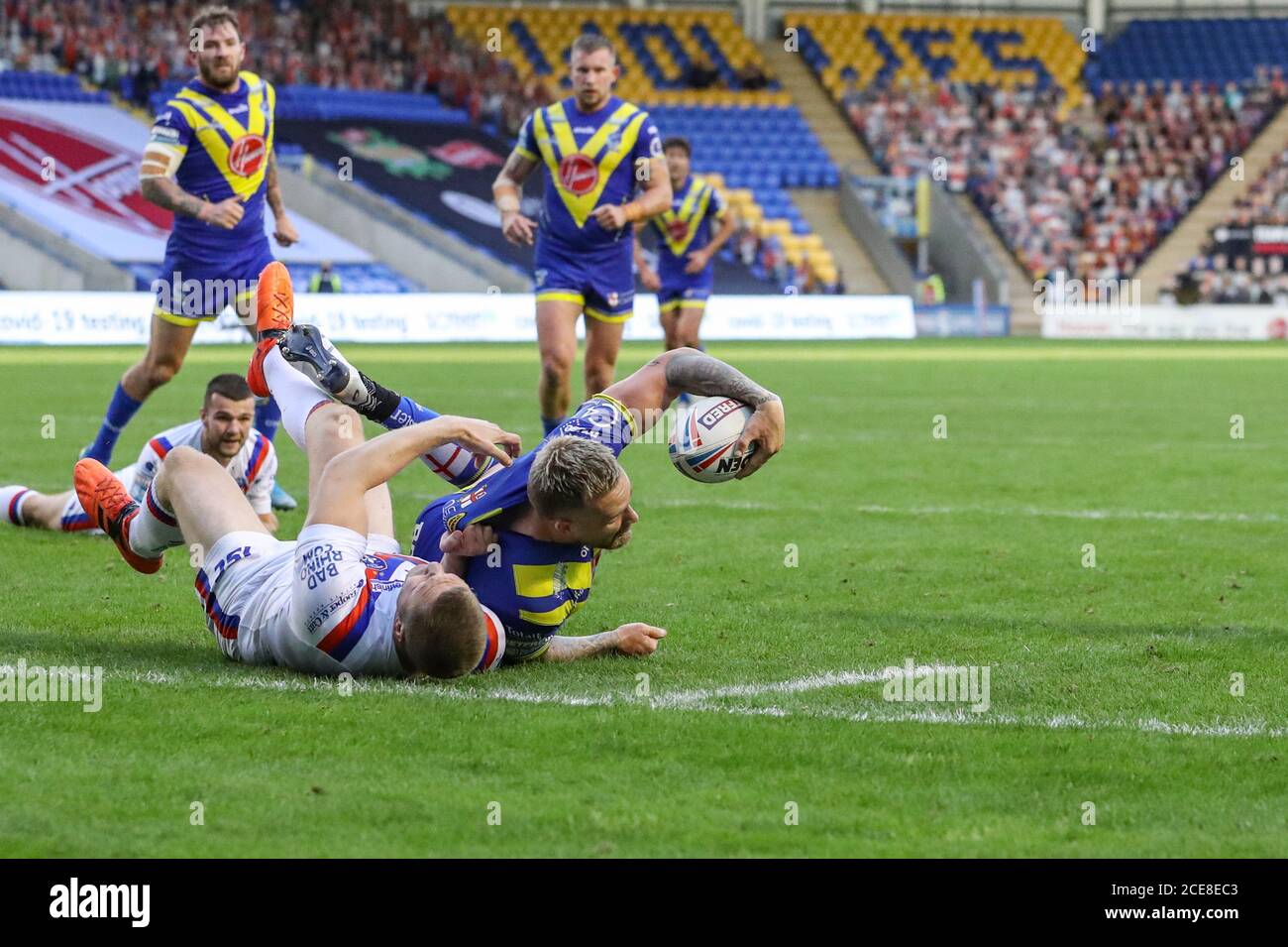 Blake Austin (6) of Warrington Wolves goes over for a try Stock Photo ...