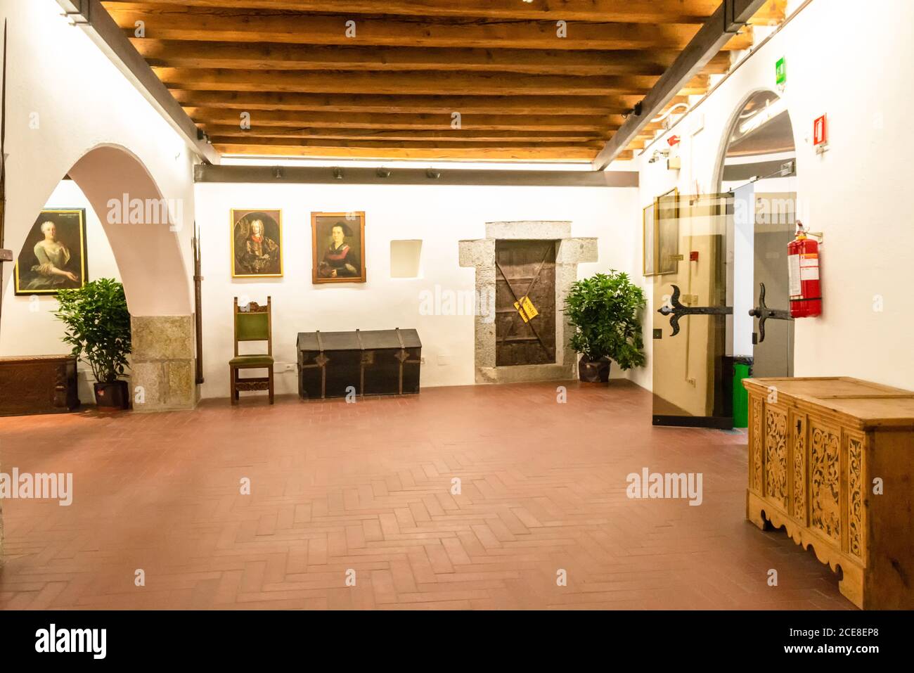 Medieval castle interior hi-res stock photography and images - Alamy