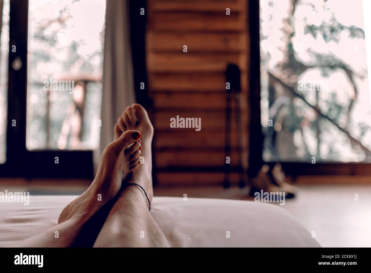 Lady crossed leg hi-res stock photography and images - Alamy