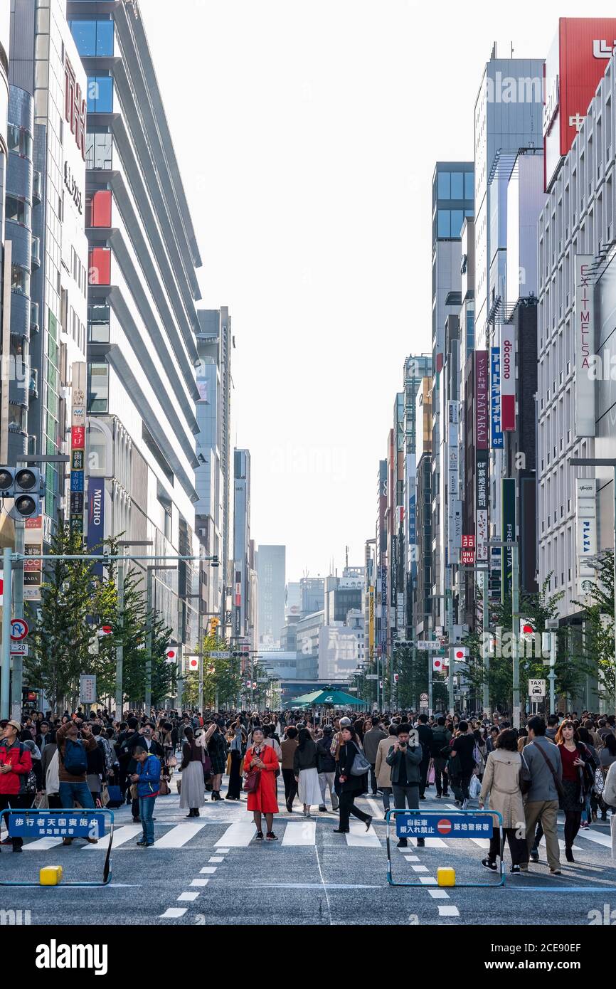 Tokyo busy street hi-res stock photography and images - Alamy