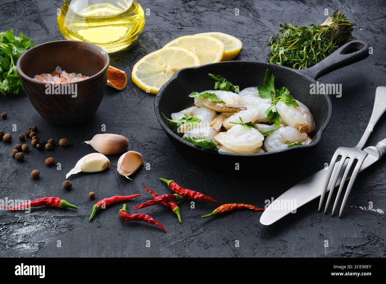 Frying pan with fresh raw prawn with spice and herbs Stock Photo - Alamy