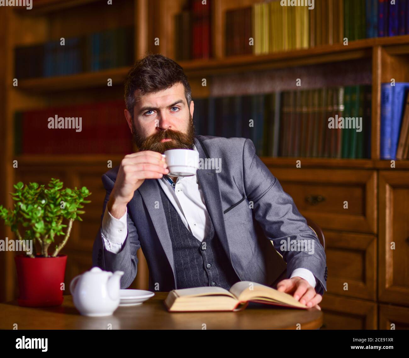 Elderly man hand reading close hi-res stock photography and images - Alamy