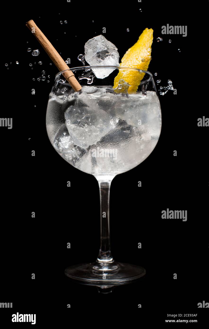 Splashing gin tonic cocktail ice cubes hi-res stock photography and ...