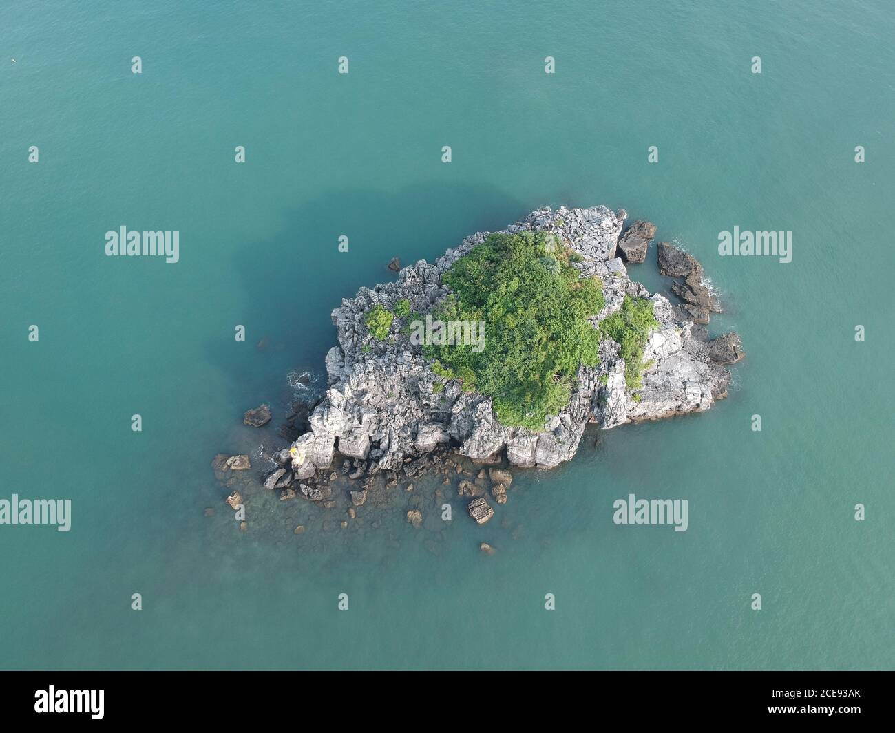 Little island in middle sea hi-res stock photography and images - Alamy