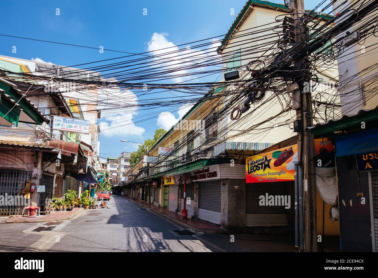 Crowded wire hi-res stock photography and images - Alamy