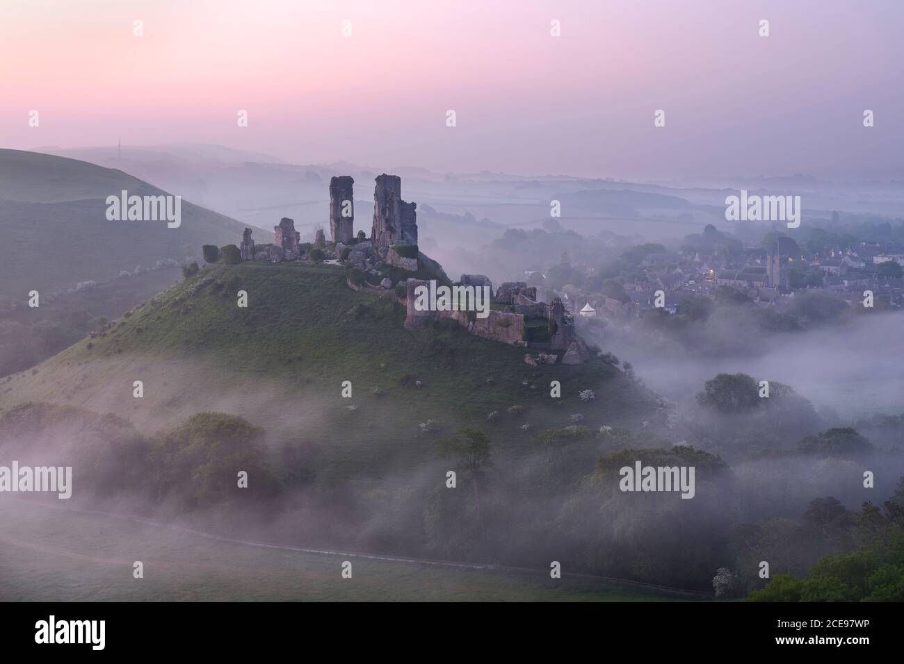 Corfe castle mist sunrise hi-res stock photography and images - Alamy