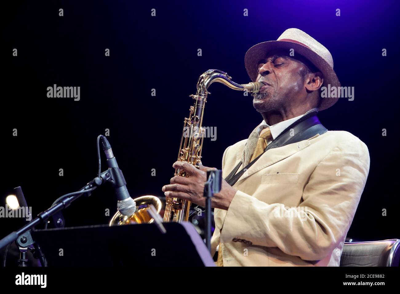 Saxophone jazz a juan hi-res stock photography and images - Alamy