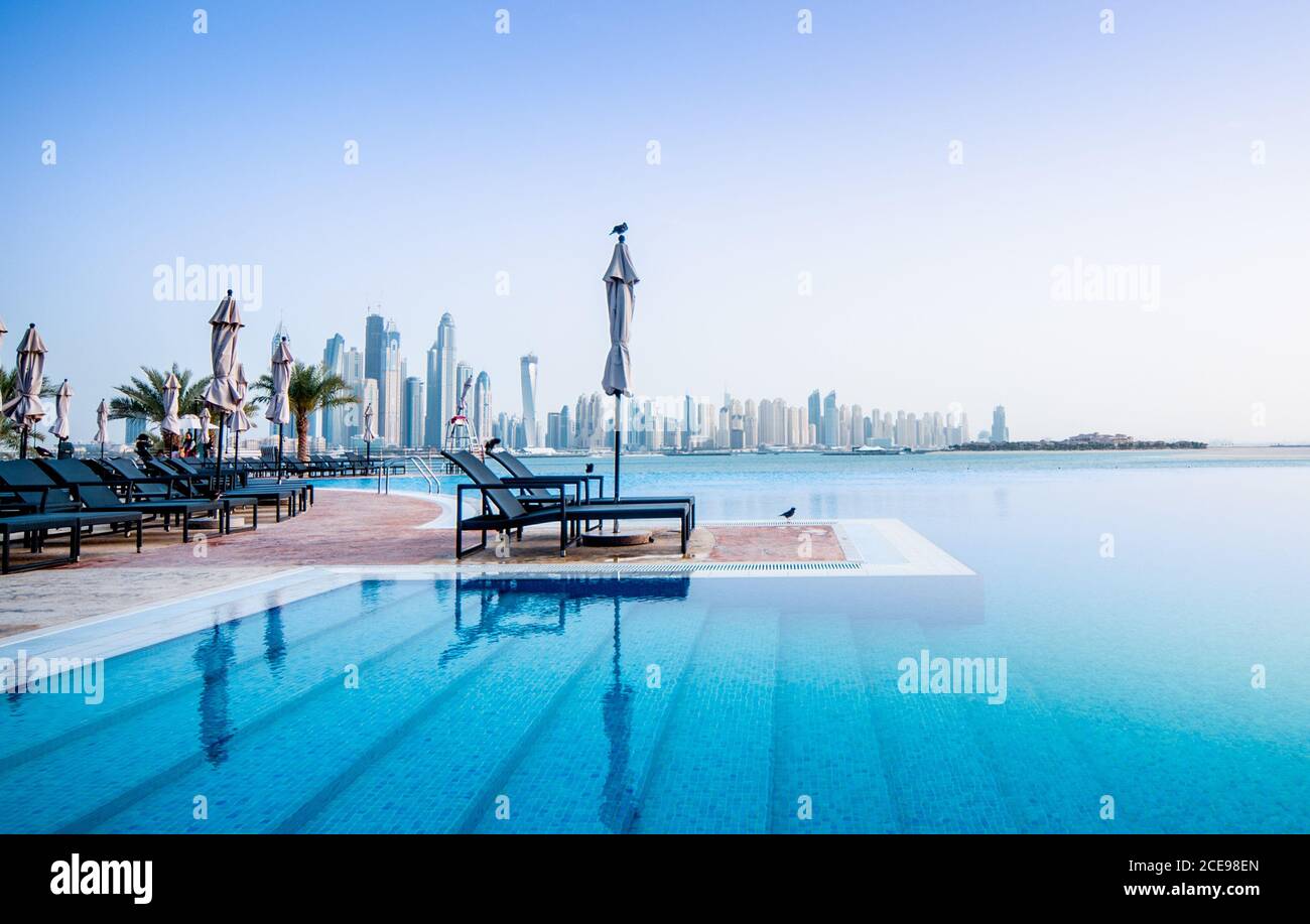 Infinity pool dubai hotel hi-res stock photography and images - Alamy