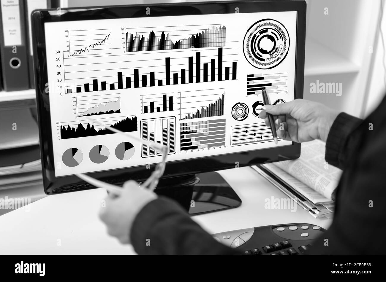 Computer screen analytics Black and White Stock Photos & Images - Alamy