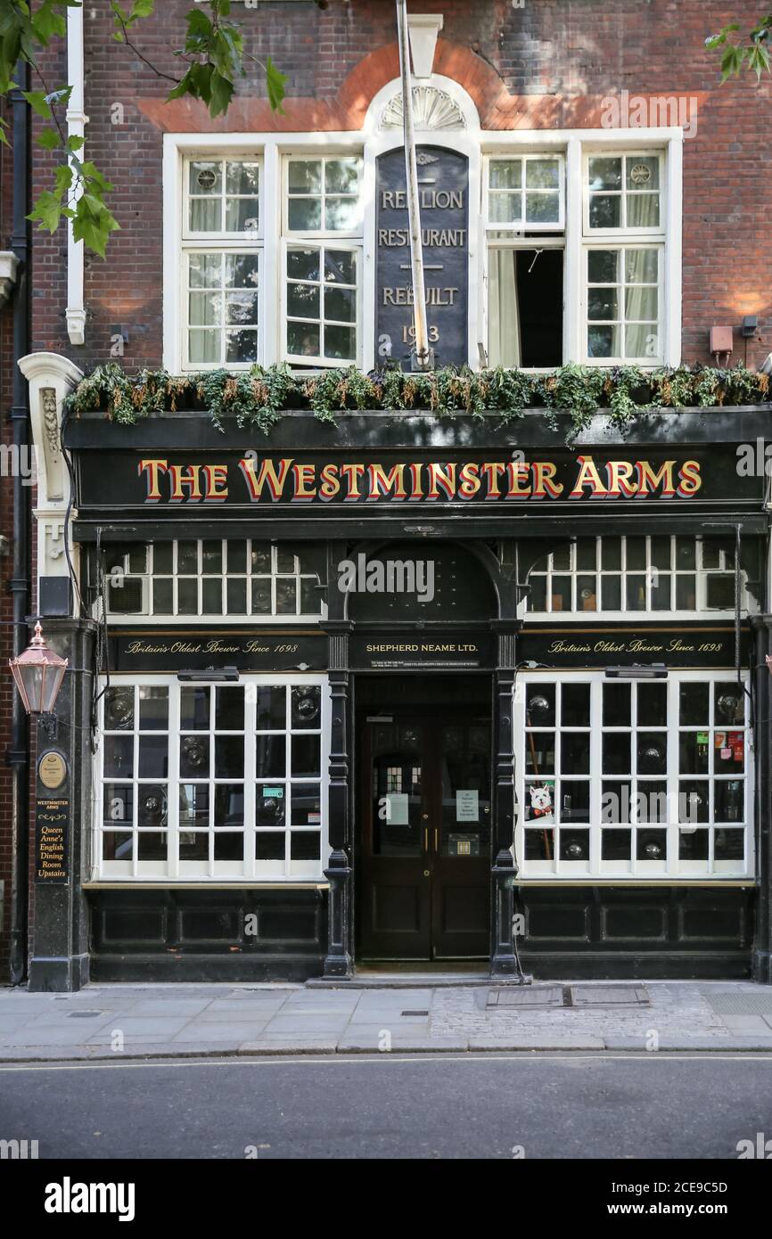 English pub front hi-res stock photography and images - Alamy