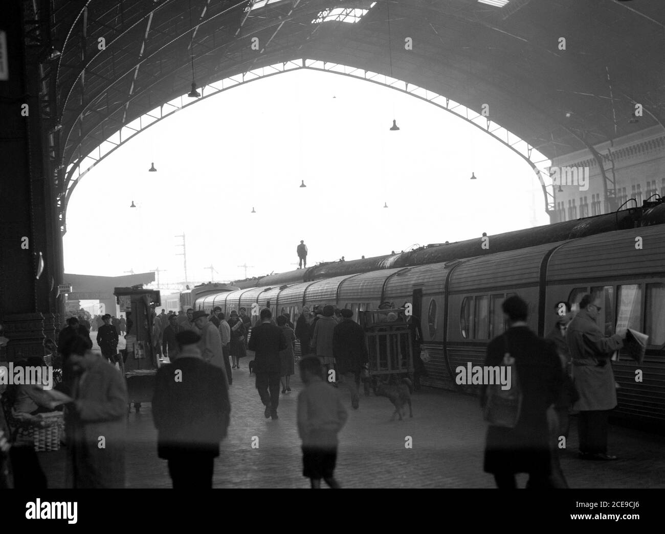 TREN TALGO EN EL ANDEN DE LA ESTACION DE ATOCHA - FOTOGRAFIA EN BLANCO Y NEGRO - AÑOS 60 ...