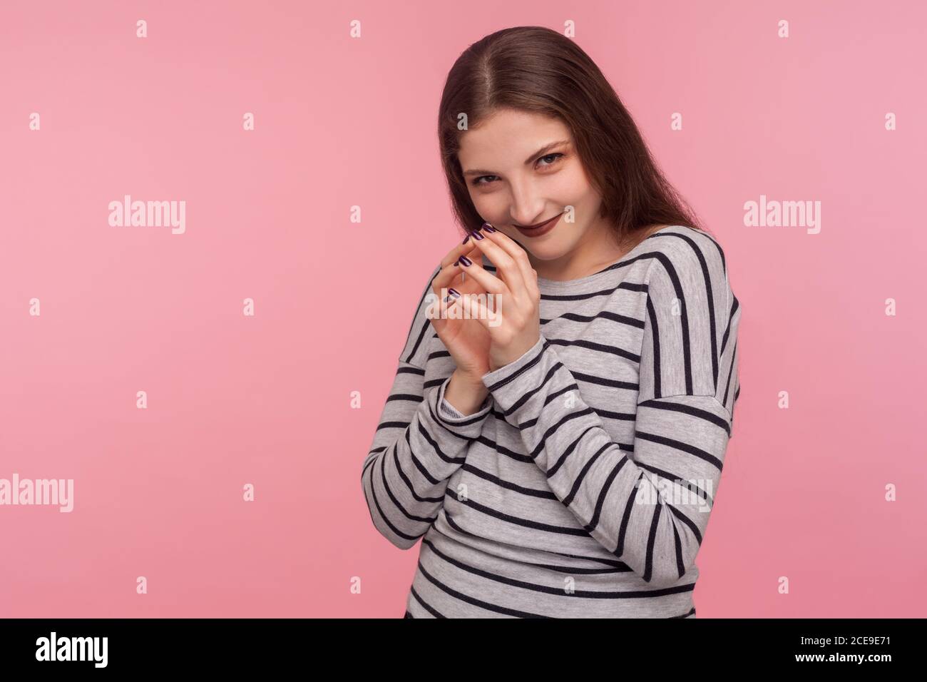 Sneaky looking hi-res stock photography and images - Alamy