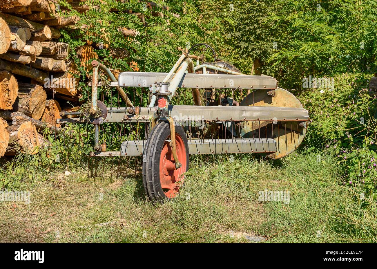 Field rake hi-res stock photography and images - Alamy