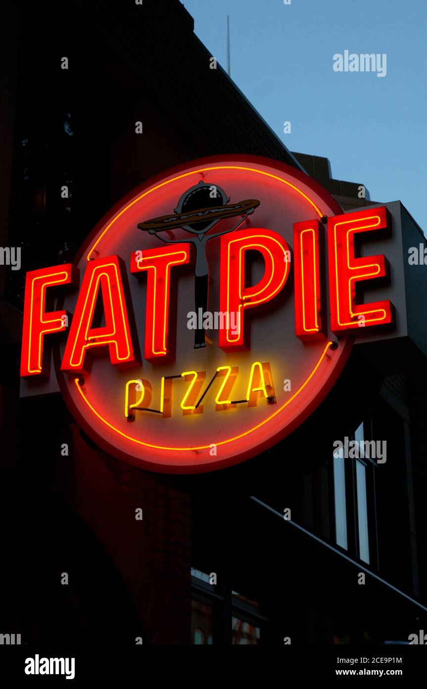 Neon pizza sign hi-res stock photography and images - Alamy