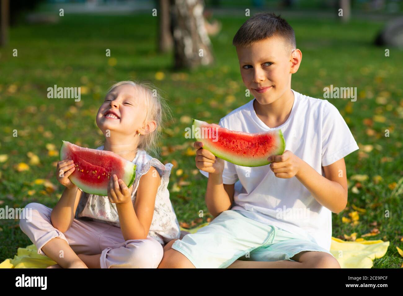Kids eating watermelon hi-res stock photography and images - Alamy