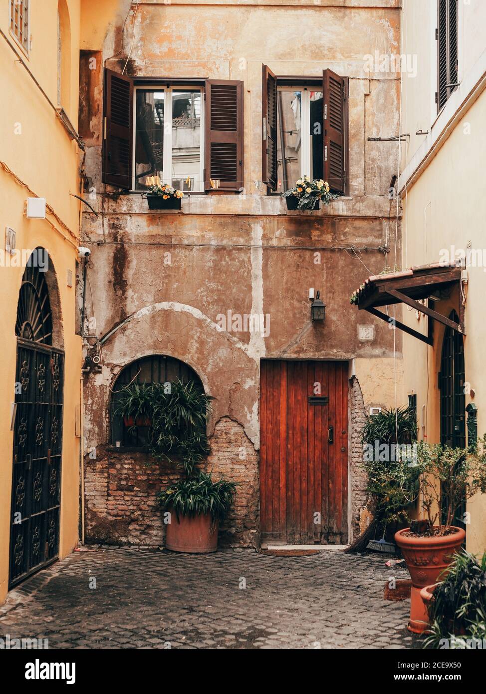 Alleyway dead end hi-res stock photography and images - Alamy
