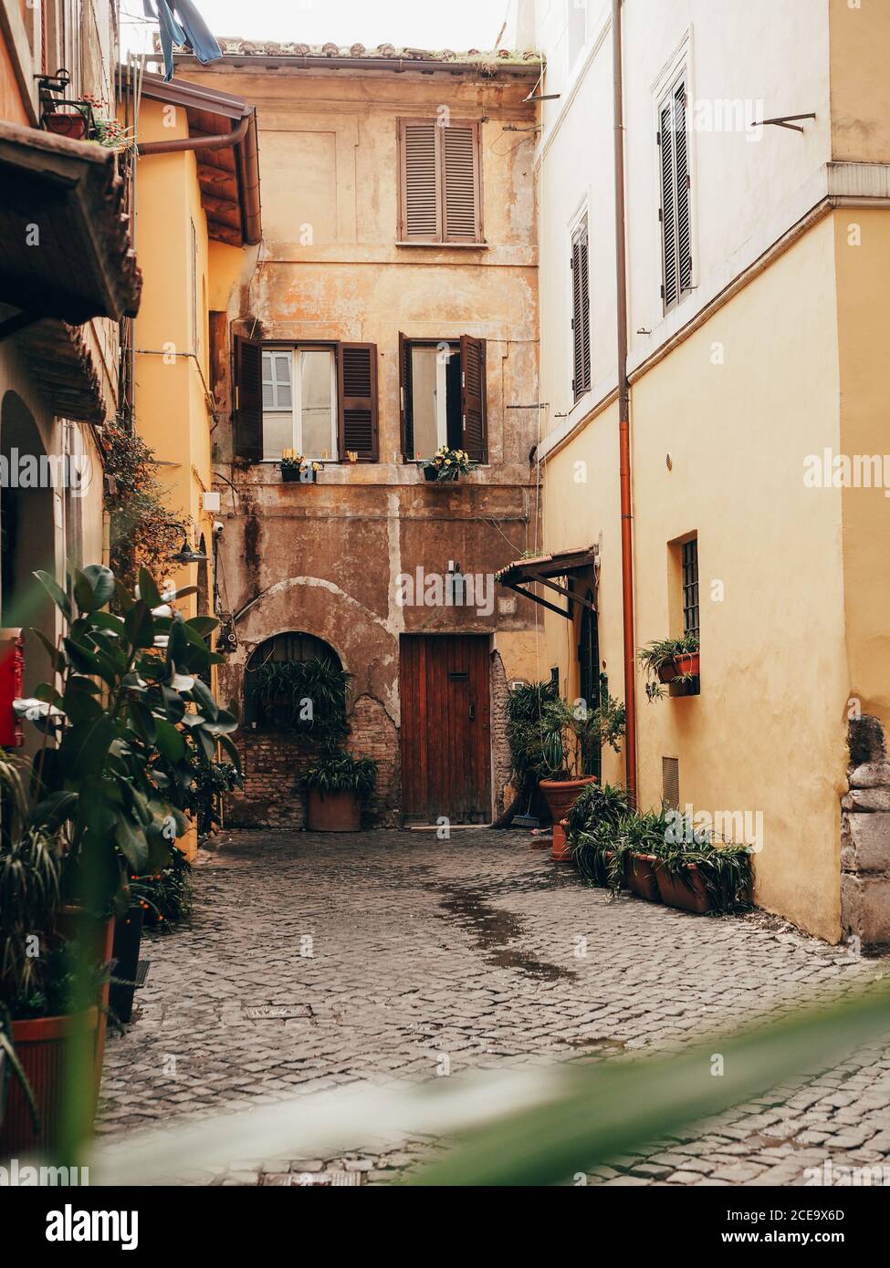 Alleyway dead end hi-res stock photography and images - Alamy