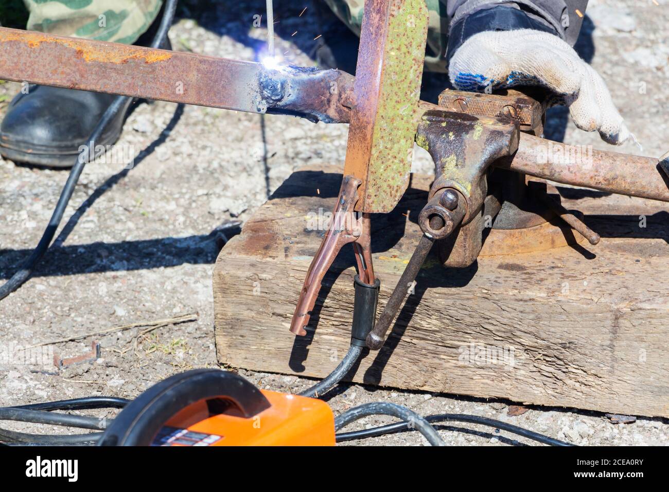 Man hand iron welding hi-res stock photography and images - Alamy