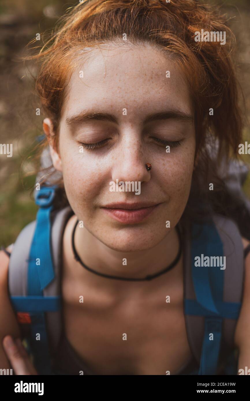 Woman squinting hi-res stock photography and images - Alamy