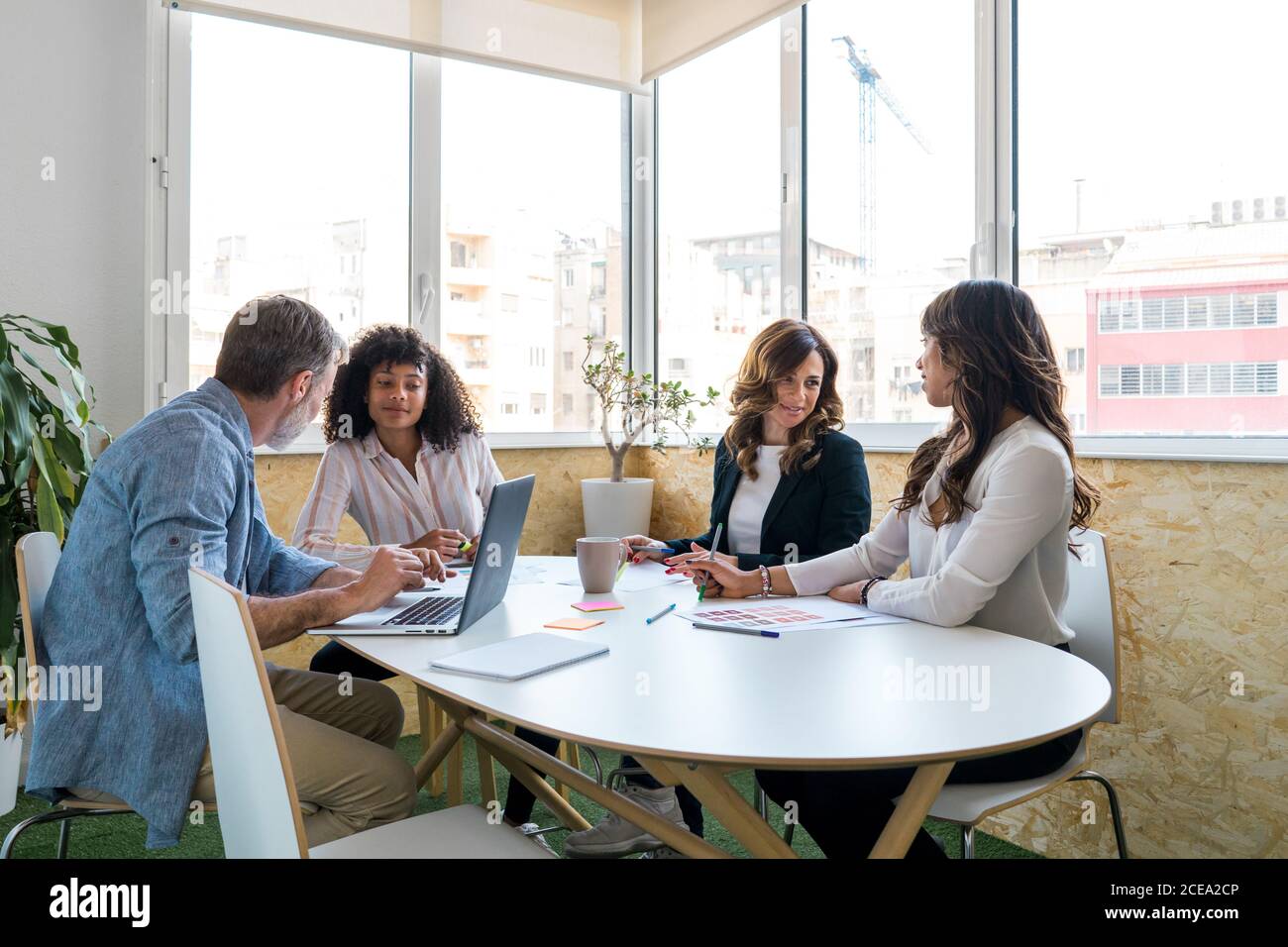 Analyzing colleagues work hi-res stock photography and images - Alamy
