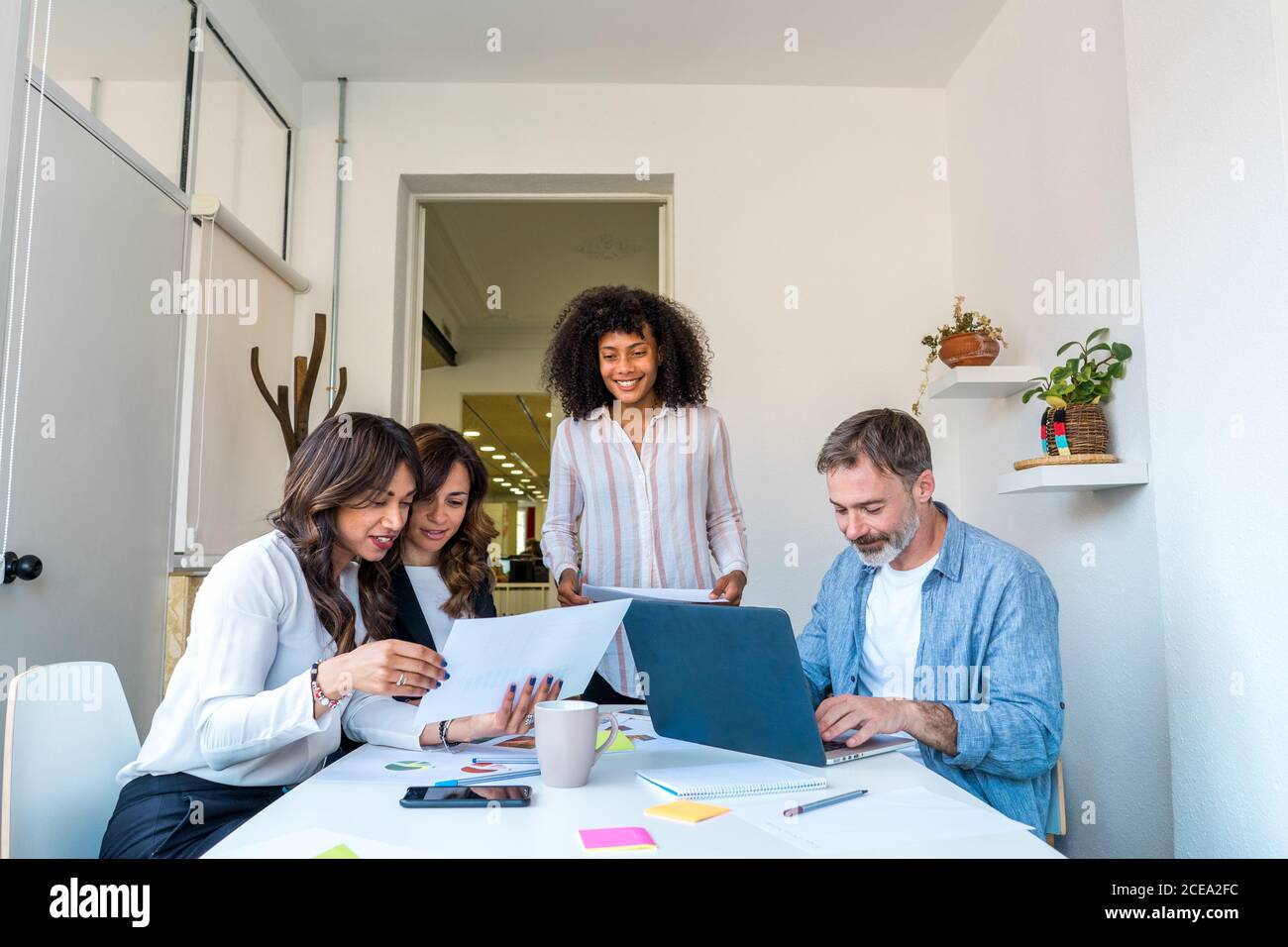 Communicating ideas hi-res stock photography and images - Alamy