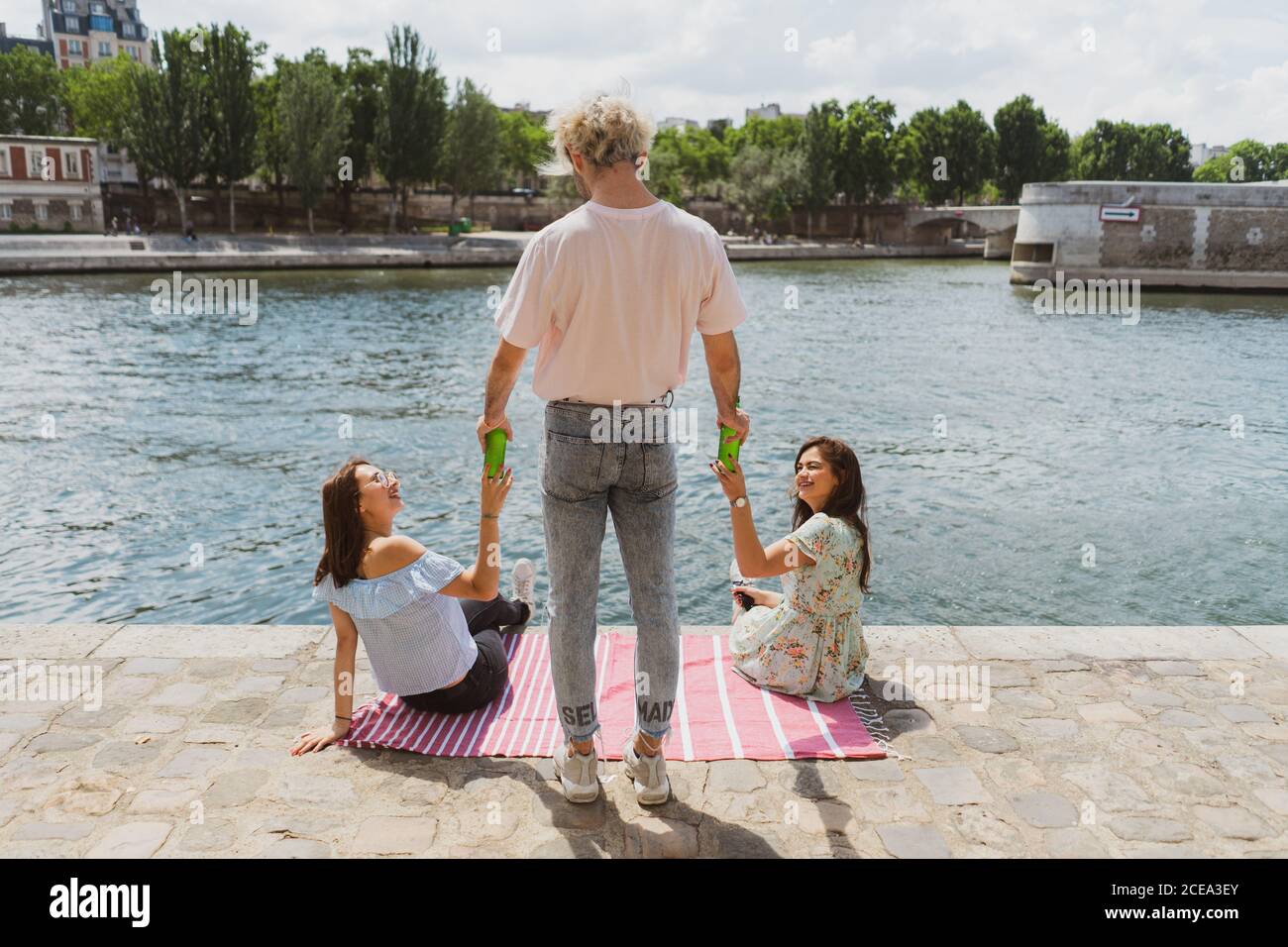 Happy friends relaxing hi-res stock photography and images - Alamy