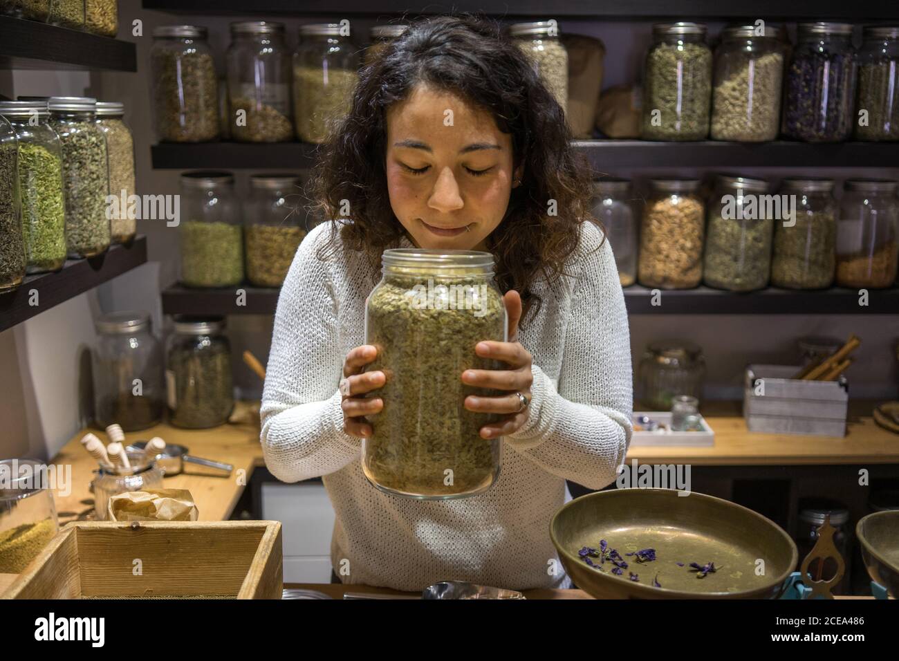 Smelling food spices hi-res stock photography and images - Alamy