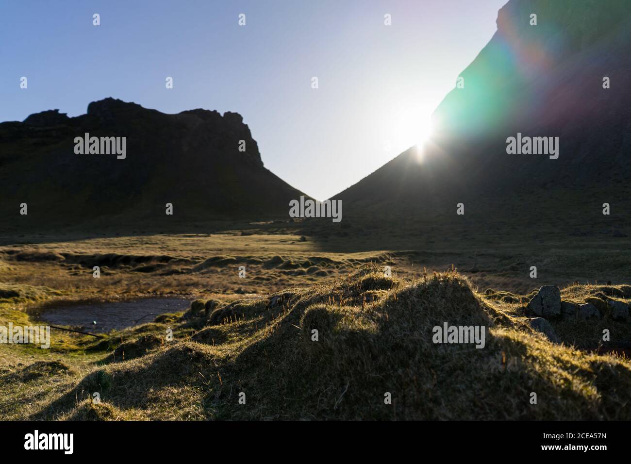 Sun between mountains hi-res stock photography and images - Alamy