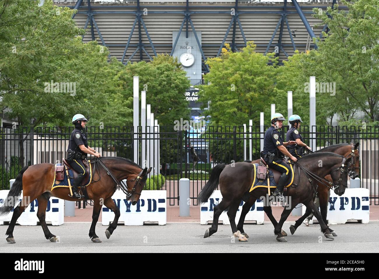 Nypd mounted unit hi-res stock photography and images - Alamy