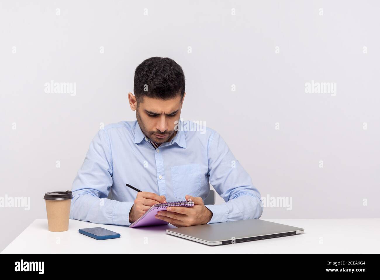 Journalist taking notes hi-res stock photography and images - Alamy