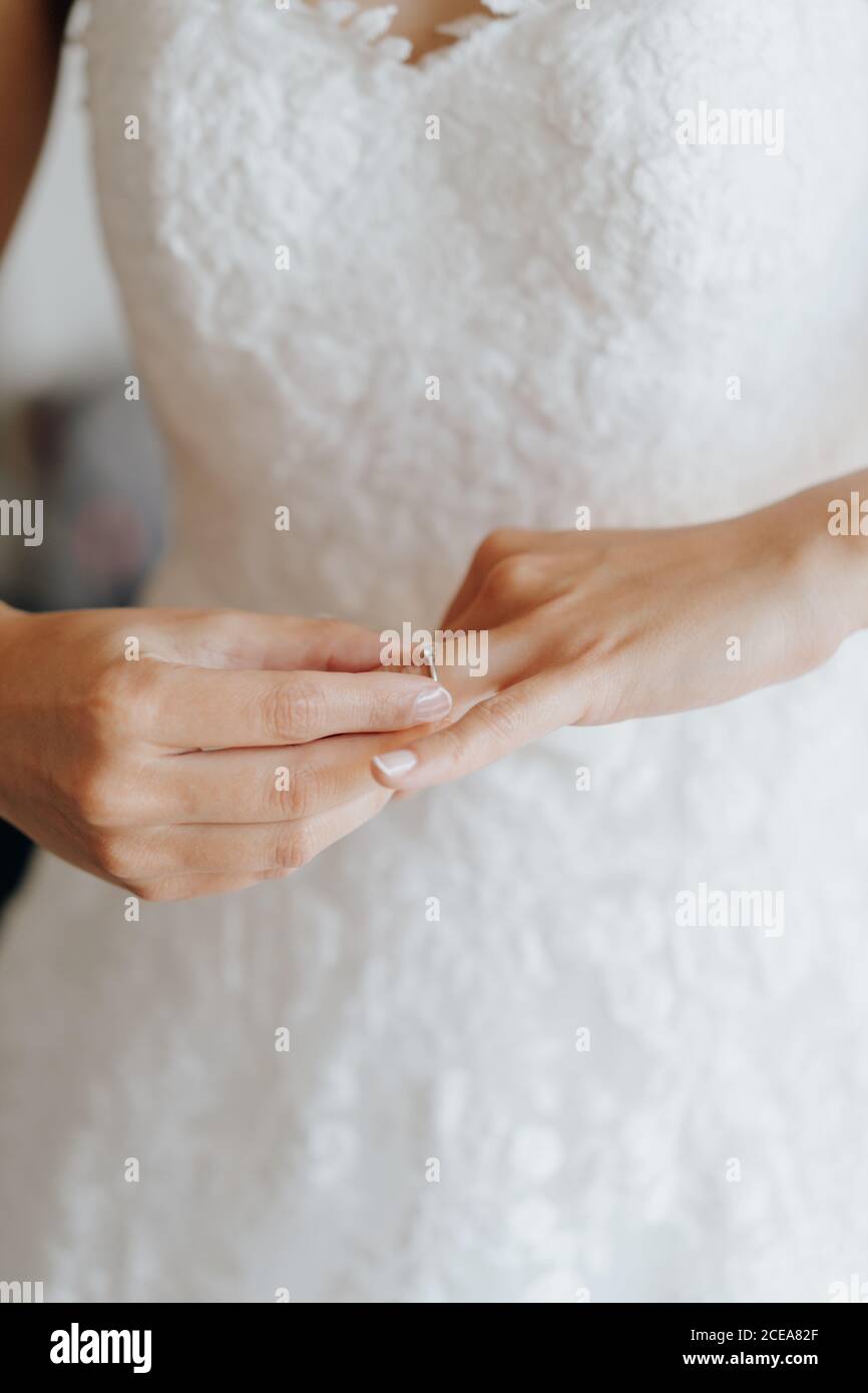 Bridal putting hi-res stock photography and images - Alamy
