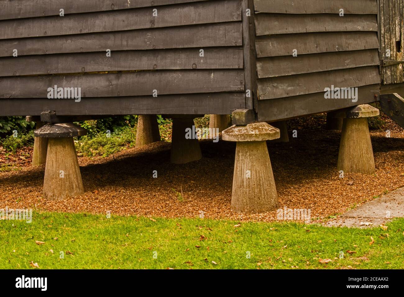 Staddle stones hi-res stock photography and images - Alamy