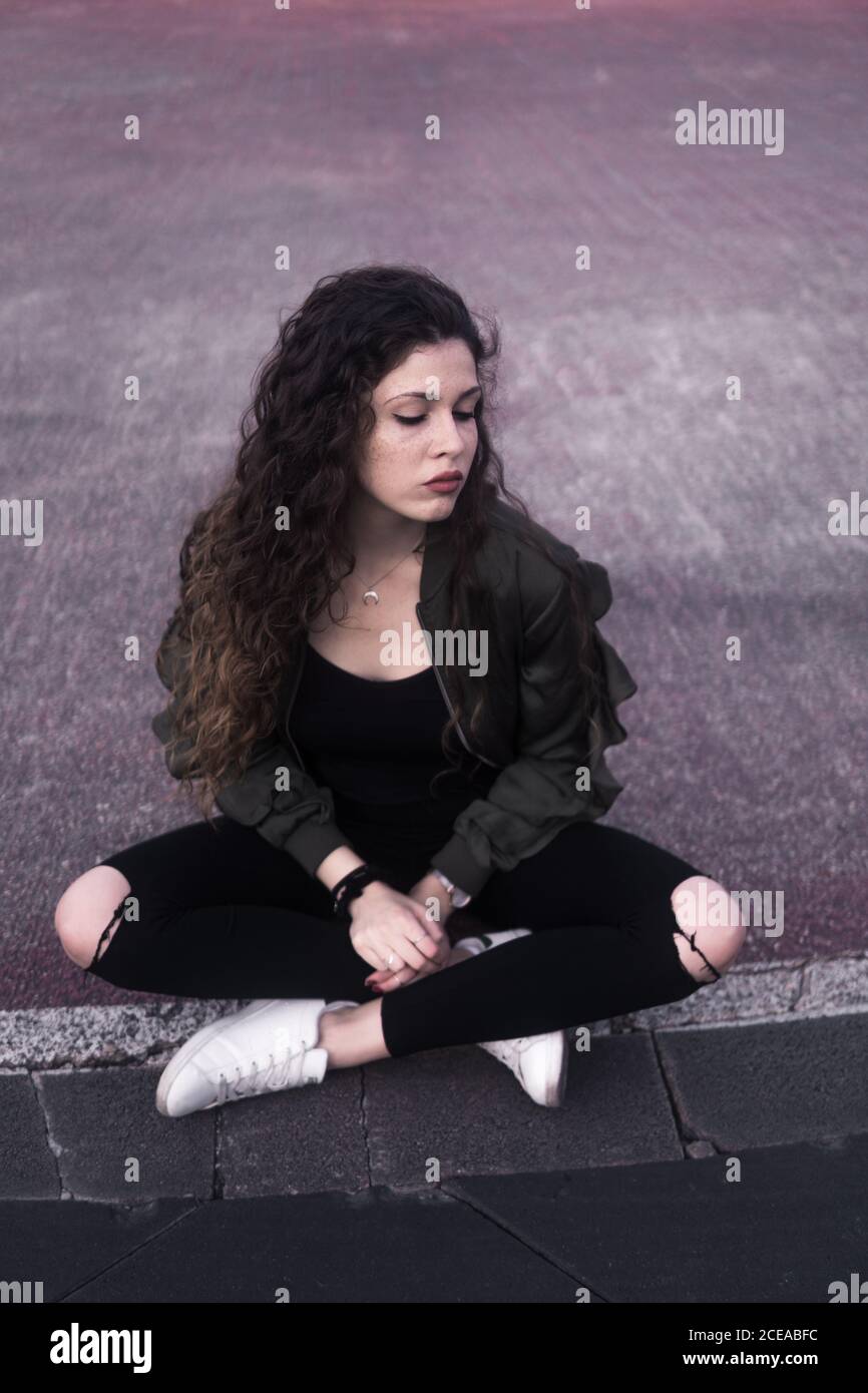 Woman sitting ground hi-res stock photography and images - Alamy