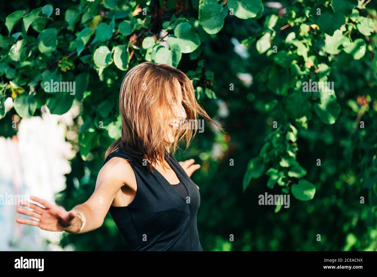 Female model under tree hi-res stock photography and images - Alamy