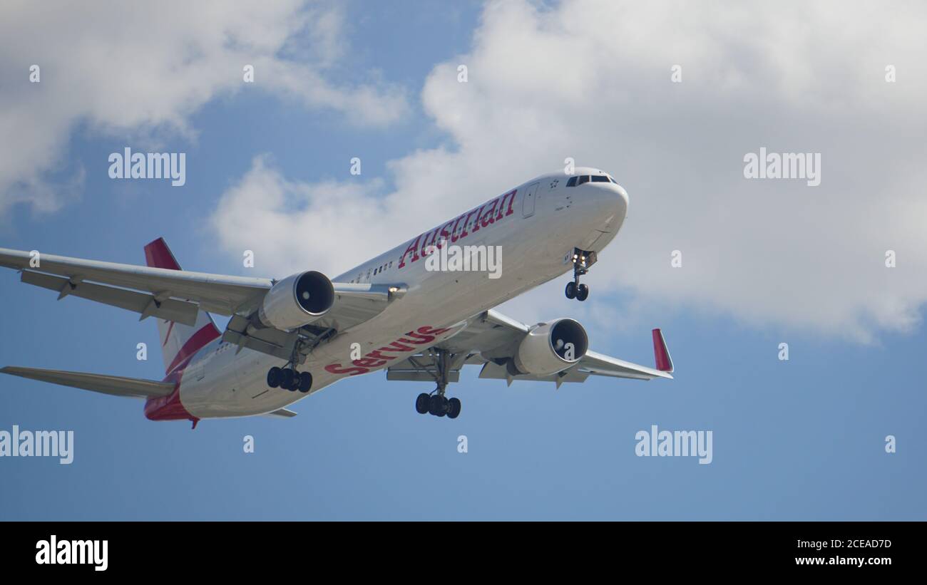Austrian Airlines Boeing 767 prepares to land at Chicago O'Hare ...