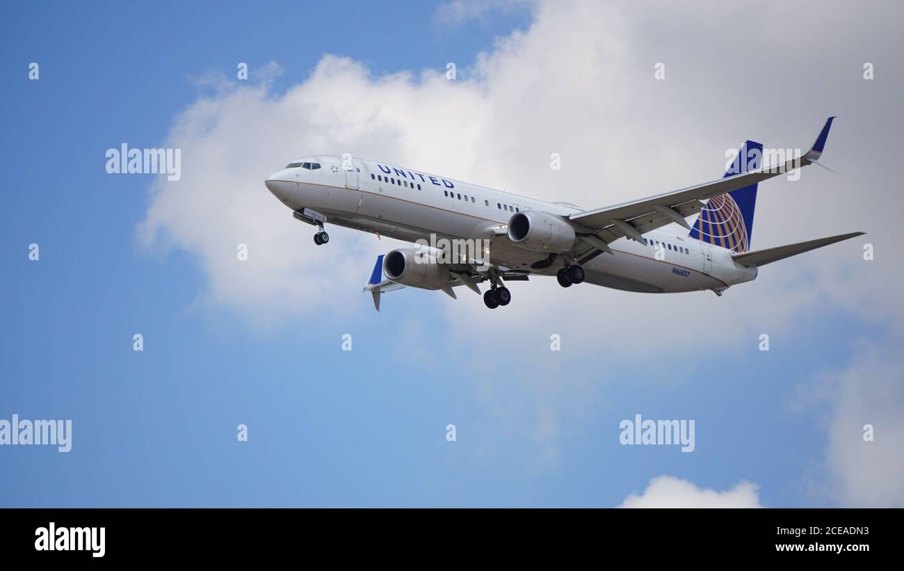 United Airlines Boeing 737-924 prepares to land at Chicago O'Hare ...