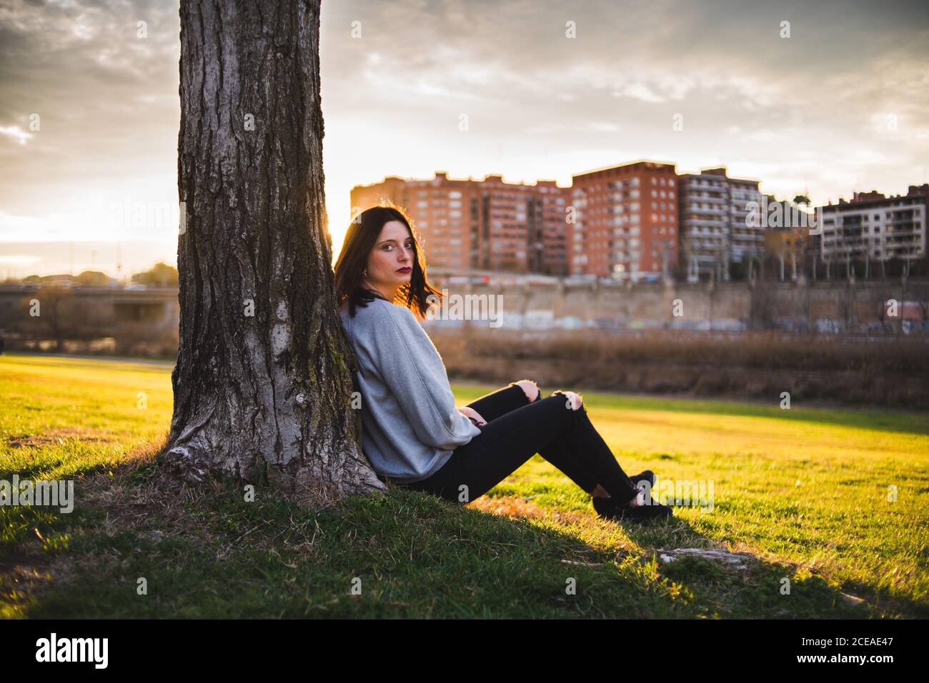 Woman under tree hi-res stock photography and images - Alamy