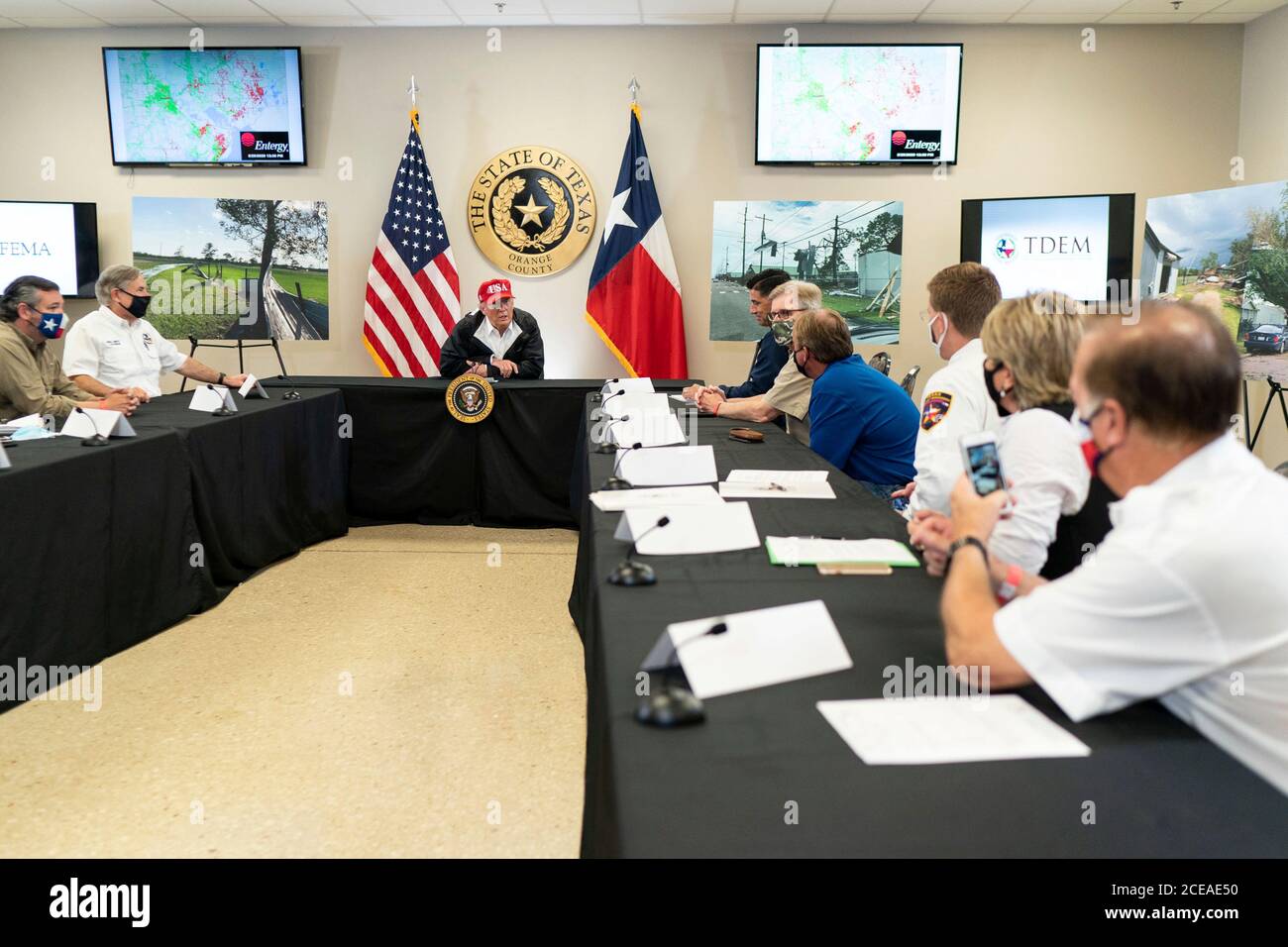 Emergency operations center briefing hi-res stock photography and ...