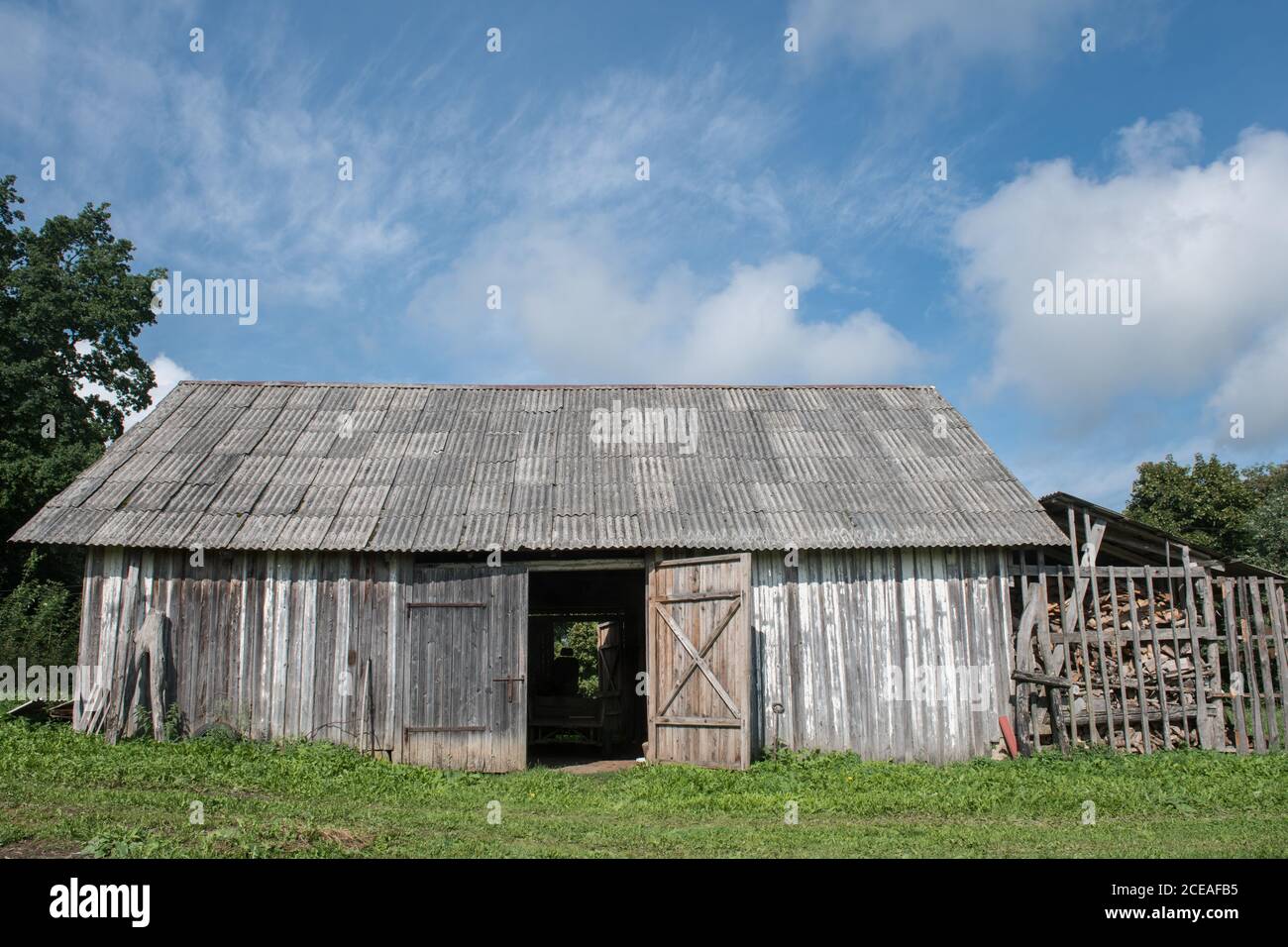 Old wooden shed hi-res stock photography and images - Alamy
