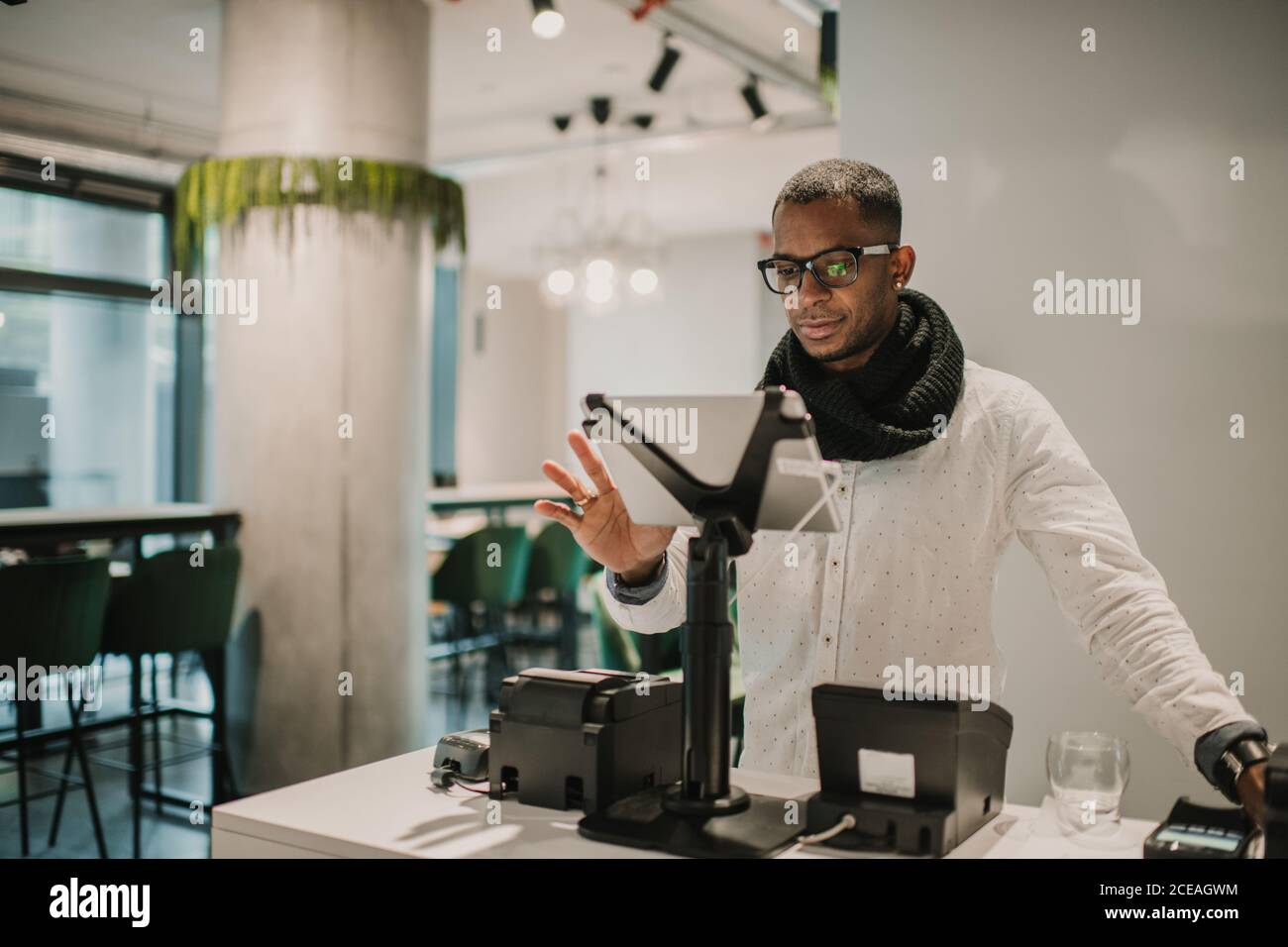Man cash register hi-res stock photography and images - Alamy