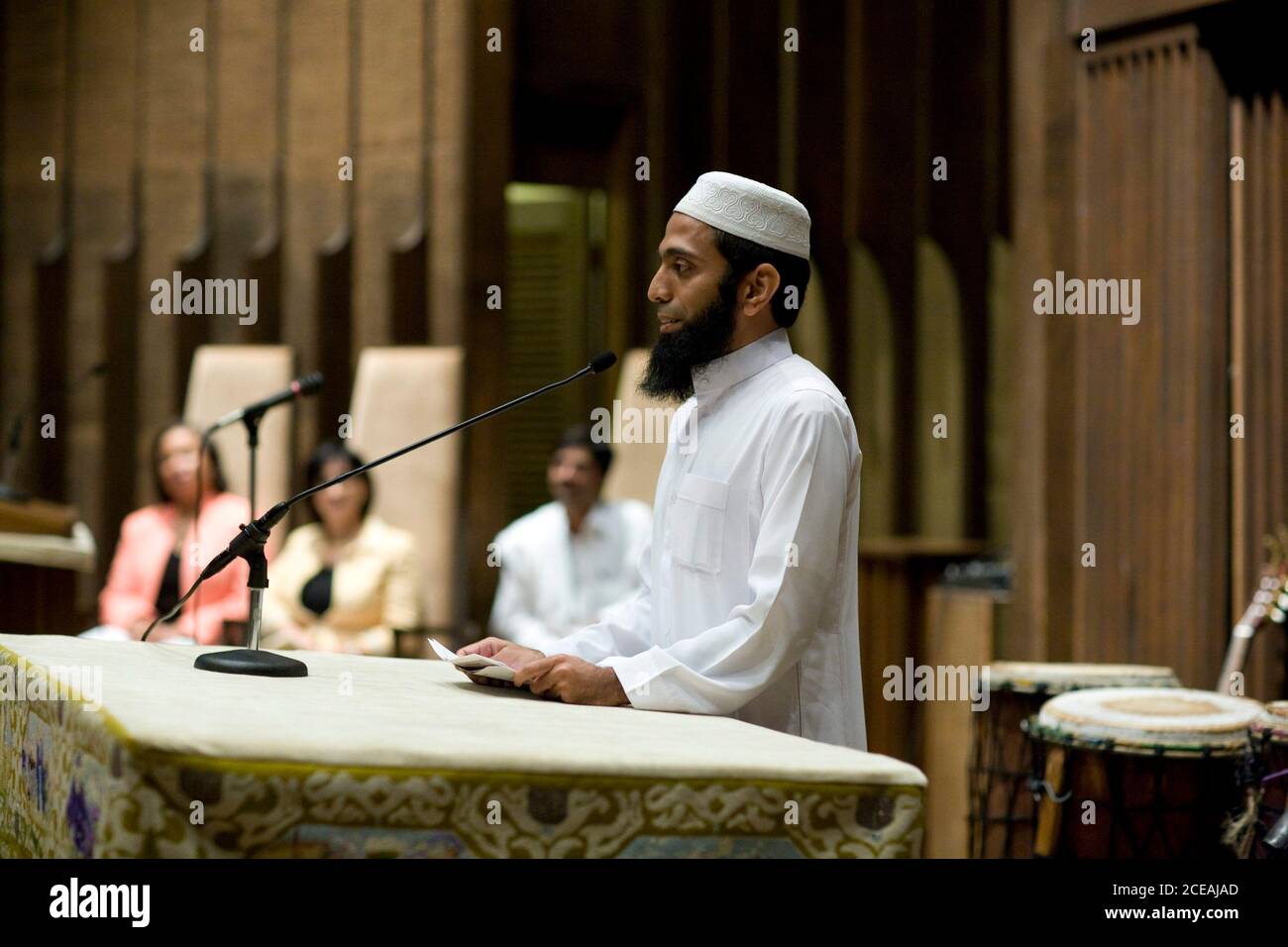Muslim speaking at synagogue hi-res stock photography and images - Alamy