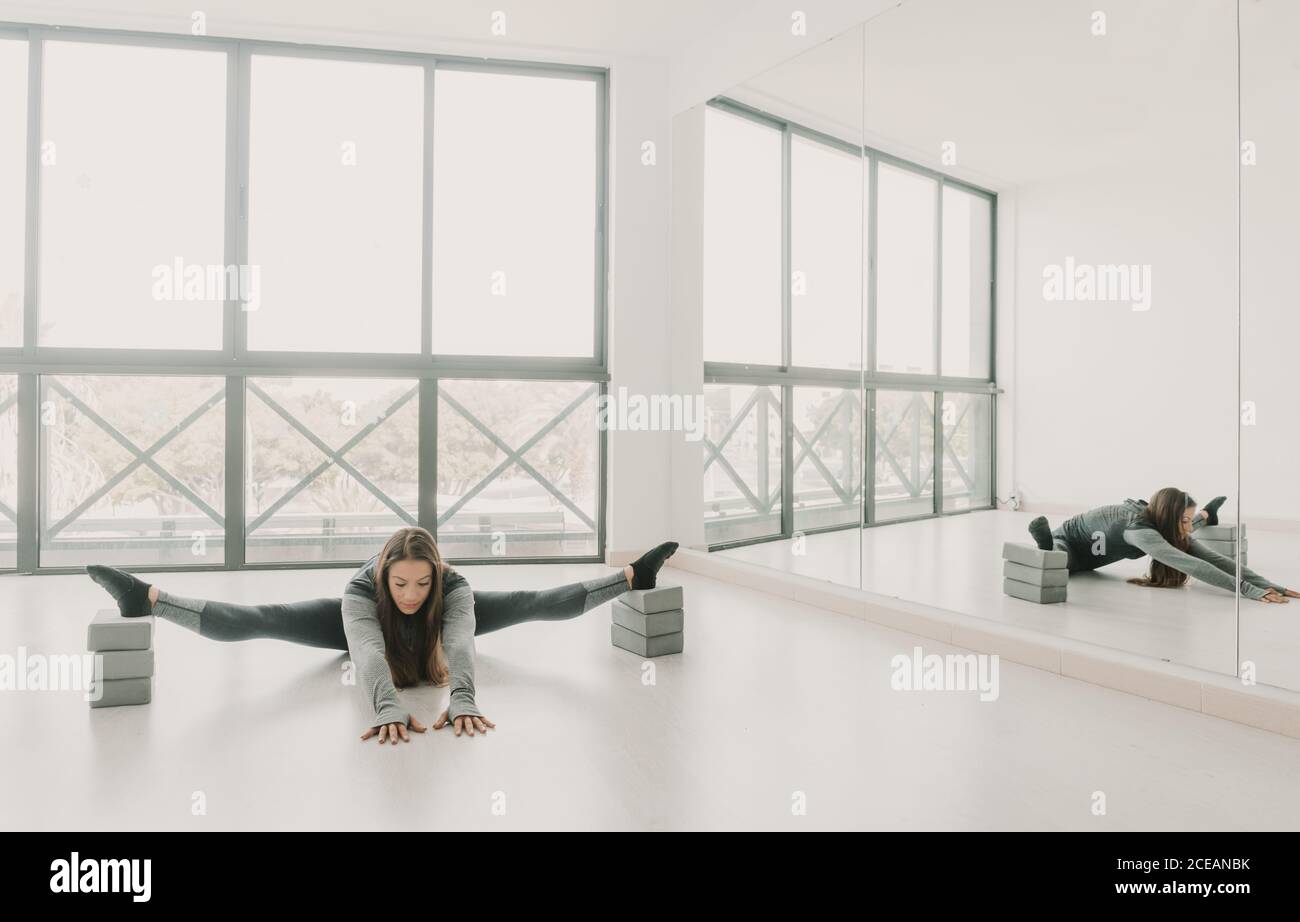 Flexible mirrors hi-res stock photography and images - Alamy