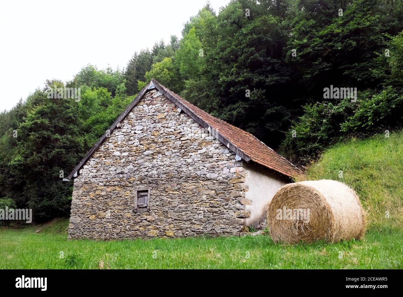 Straw bale house hi-res stock photography and images - Alamy