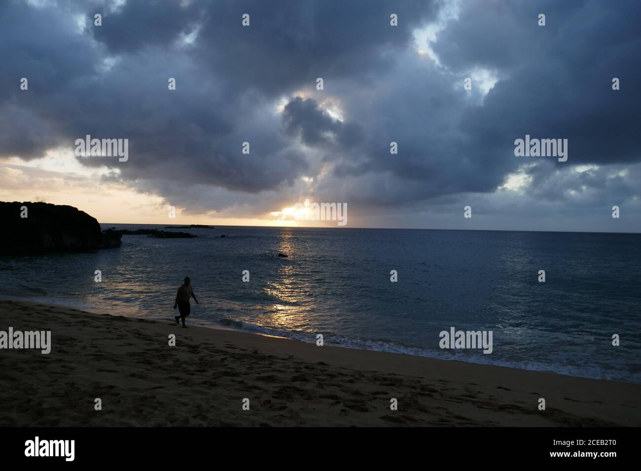 Jump rock, Waimea Bay, North Shore, Oahu, Hawaii Stock Photo - Alamy